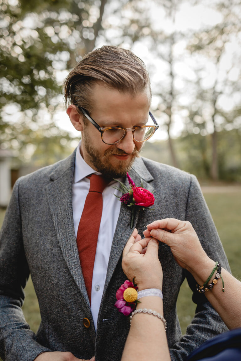 BEKAH + TONY // a colorful + carefree woodsy wedding at Lost Hill Lake ...